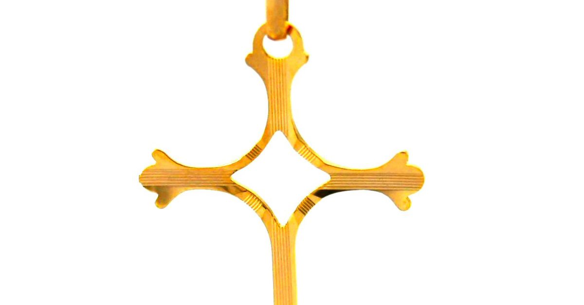 Croix tréflée ajourée en plaqué or – LaBijoutiere